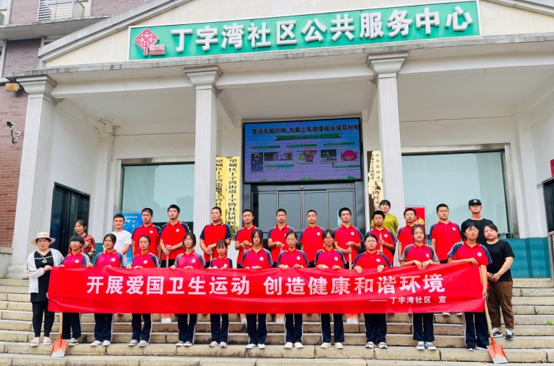丁字湾街道丁字湾社区新街上一道独特的风景线红色小卫士在行动 乡村动态 乡村振兴 华声在线