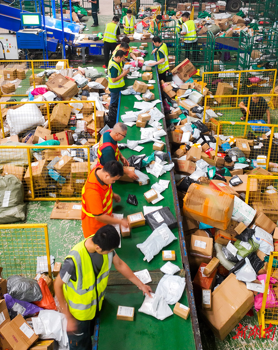 “618”快递分拣忙 - 资讯 - 新湖南